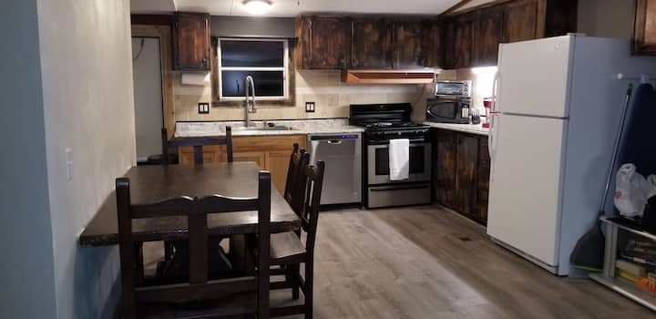 Cozy Creekside 3b Cabin Large Deck West Woodlands - Conroe, TX