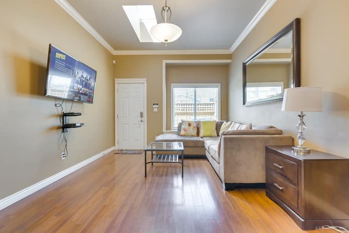 Modern 3 Bdrm Private Suite Near Skytrain - 버너비