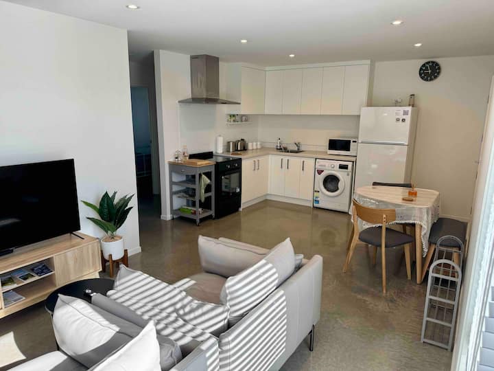 A Modern & Homely 2-bedroom Unit - Taranaki