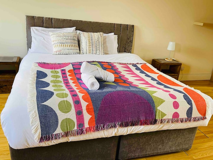 Super King Bed. Fast Wifi, Office, Private Garden - Cambridgeshire