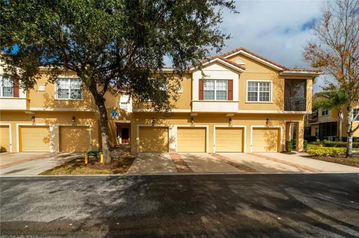 Spacious 3/2.5 Townhome Close To Parks 192 & I-4 - Celebration, FL