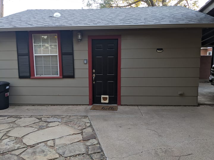 Cozy And Quaint Back House Near Downtown - Midland, TX