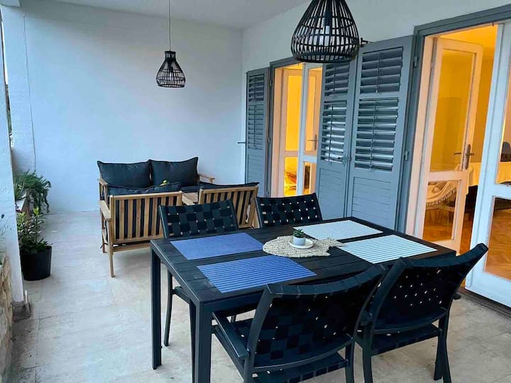 Comfy 2 Bedroom Apt-5 Min Walk To Beach-parking - Stari Grad