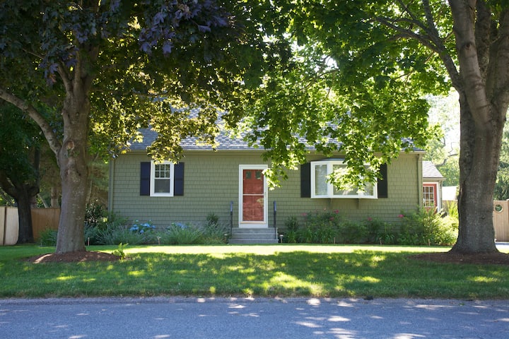 Charming Cape In Greenhill 1.4 Miles To Oceanbeach - Rhode Island