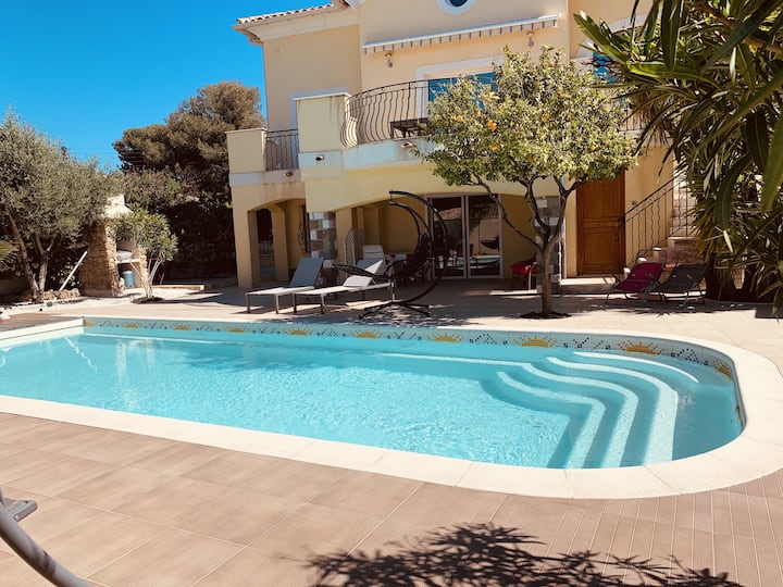 F3 Dans Villa En Rez  De Jardin Sur Piscine - Fréjus