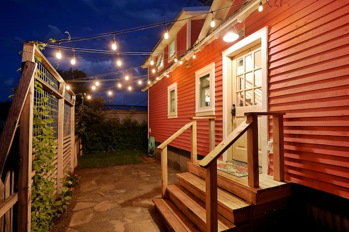 The Roost | Modern Tiny Home With Outdoor Space - Livingston, MT