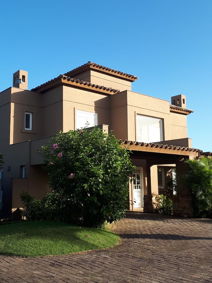 Linda Casa Em Atlântida C/ 3 Suítes + 1 Dormitório - Xangri-Lá