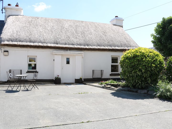 Whispering Willows - The Thatch, 5* Cottage - County Donegal