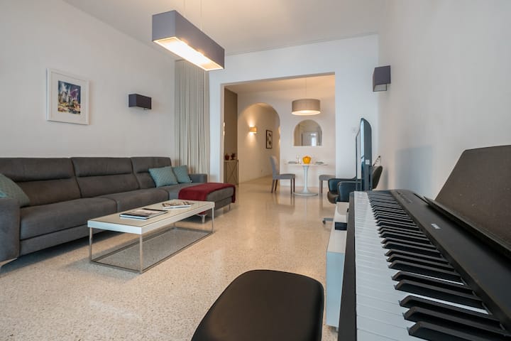 Spacious Seafront Apartment In Sliema - Malta