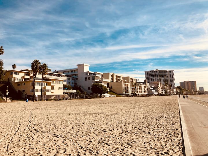 Long Term Beach Condo Only Steps To The Beach! - Long Beach, CA