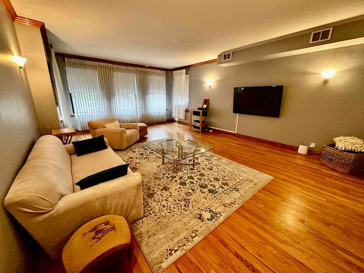 Spacious 3br/2ba Oasis: A Cozy Chicago Retreat - Chicago, IL