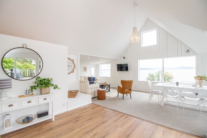 Hampton's Style - Waterfront Property! - Lower Hutt