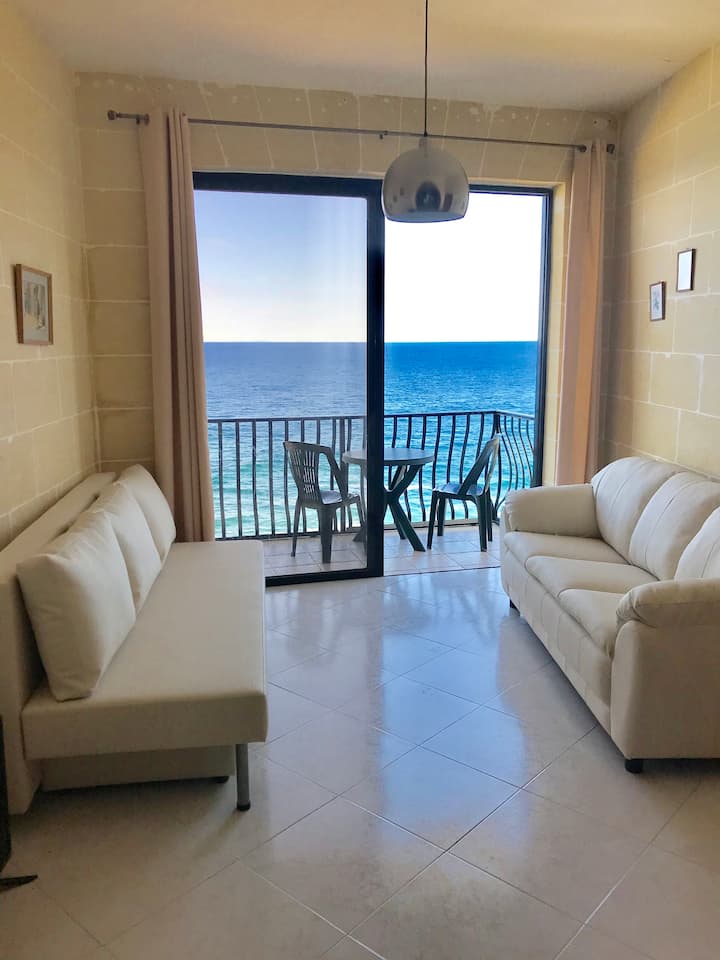 Large Flat W/lift Directly By The Sea In Qbajjar - Malta