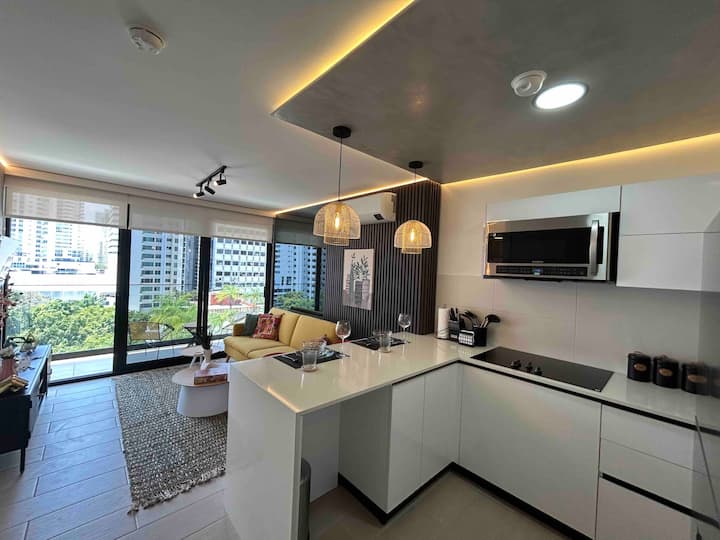 Luxurious & Colorful Condo With Balcony - Panama