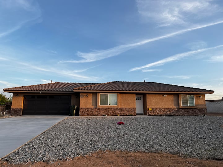 Comfy Home/ Travel Nurse/work/ Long Stays - Apple Valley, CA