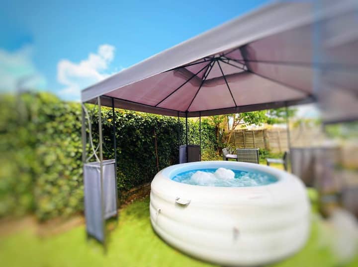The Spacious Gem Stay 💎 With Hot Tub & Parking - 휫츠테이블