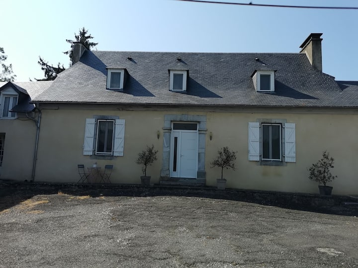 Maison De Campagne Au Centre D'un Petit Village - Lourdes