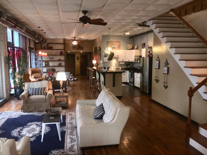 Downtown Spacious Two Story Loft - Southland Casino Hotel