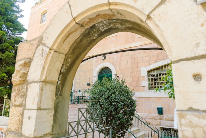 The Crown Shole Ap - Jerusalén