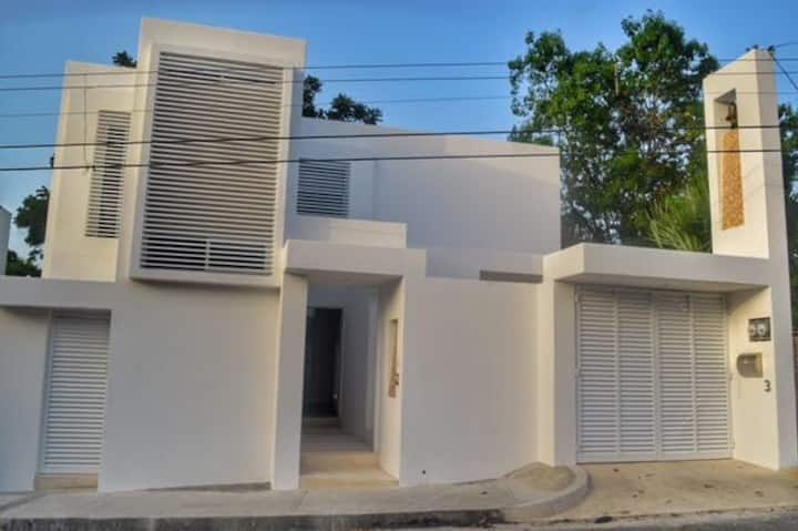 Campana, Downtown House, Pool,  3 Blocks From Sea - Cozumel