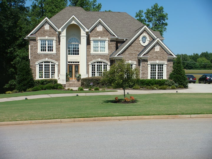 Large 2.2 Acres Estate On The Lake With 2 Decks. - Covington, GA