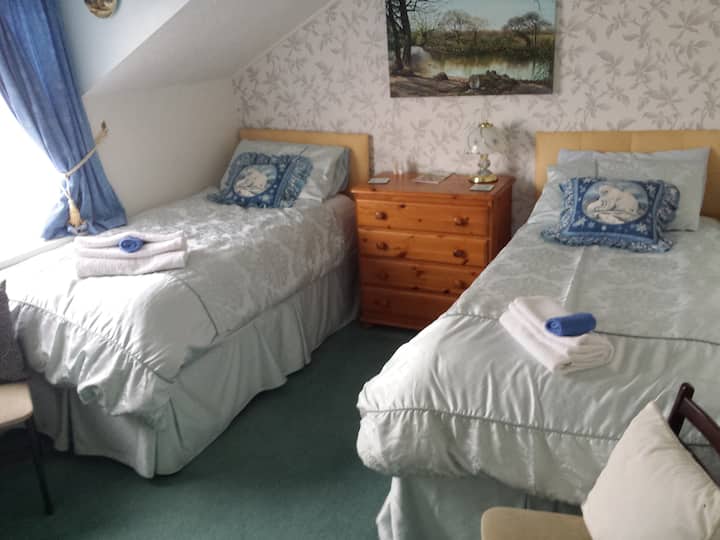 Keresen -Twin Bed- Shared Bathroom - Port Isaac