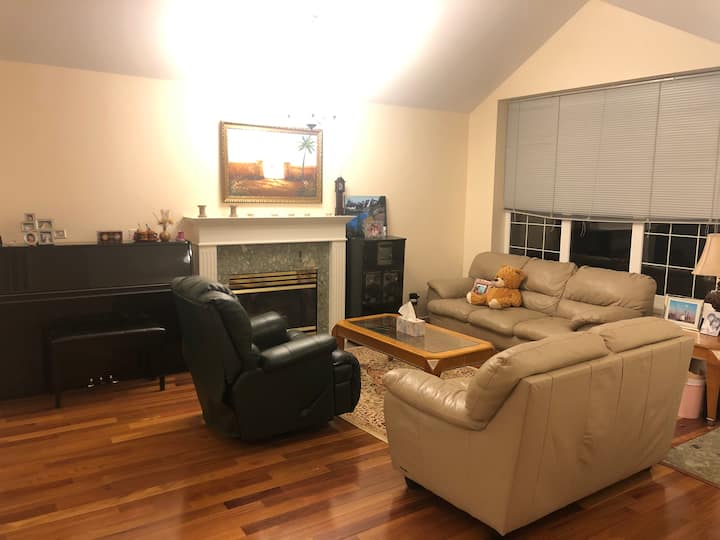 Beautiful Hw Flooring Room With Ensuite Bathroom - Cypress Mountain