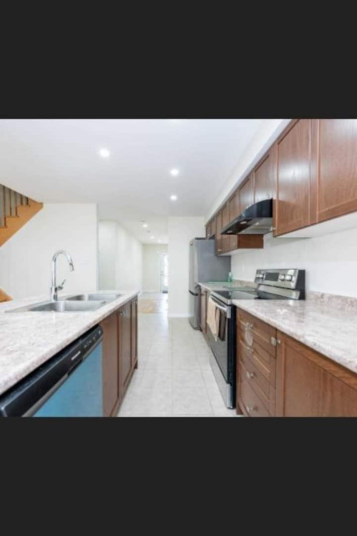 Private Bedroom In A 3 Bhk Townhouse Brantford - Brantford