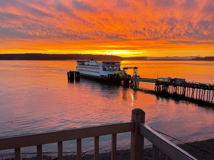 Revitalizing Vashon Waterfront Winter Retreat! - Gig Harbor, WA