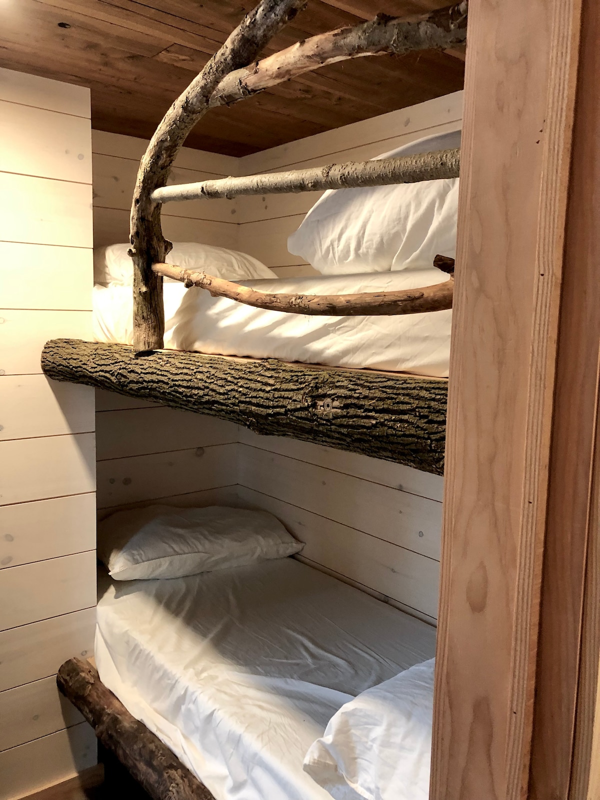 The Water’s Edge * * Unique Muskoka Treehouse * * - Tree houses for ...