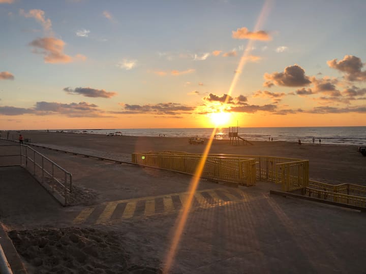 Updated Condo W/ Pool, Walking Distance To Beach - Corpus Christi, TX