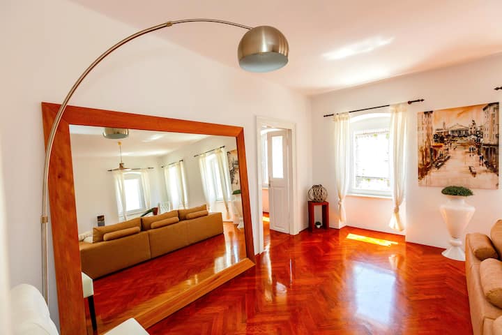 Lux Living  :-)  Last Minute Deals!!! - Split