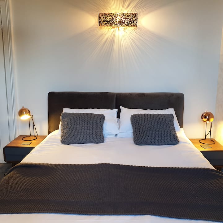 Spacious Town Centre Serviced Apartment - Warwick