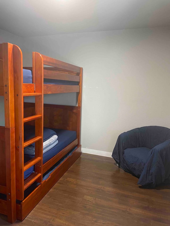 D: Private Room & Bath W/3 Beds & Parking - Los Angeles, CA