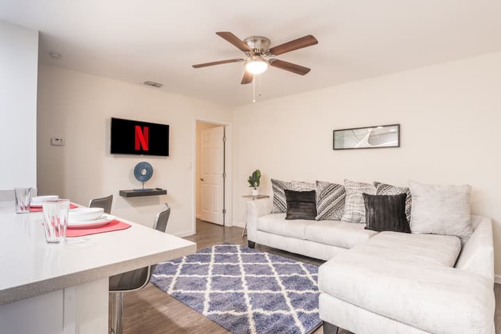 The Prince 💎 King Size Bed Desk Wifi New Listing ✅ - McAllen, TX