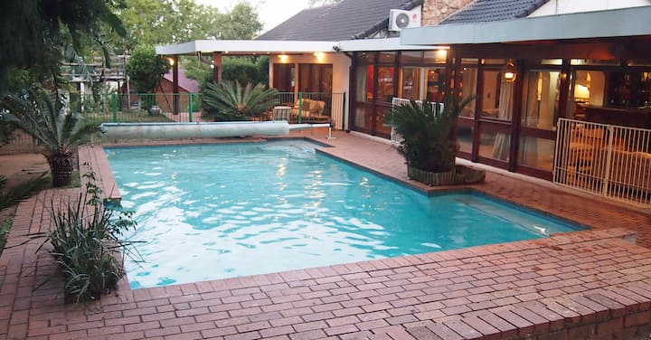 Super Safe Mansion Near Rosebank, 7 Beds, Pool - Johannesburg