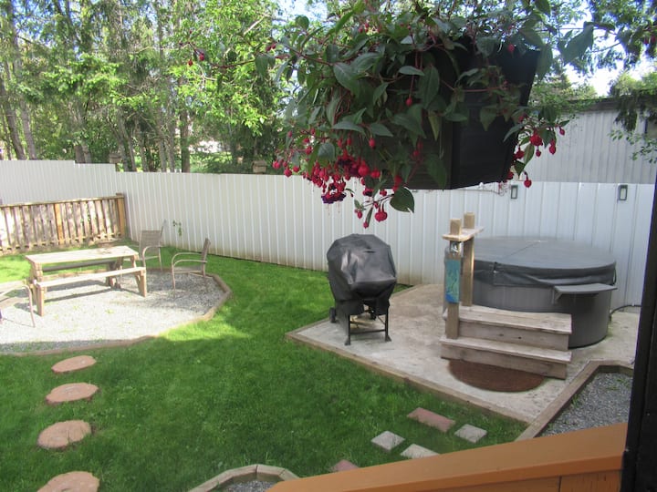 Cute House With Private Hot Tub, Firepit And Bbq - Parksville