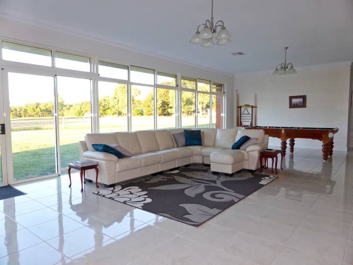 Restful Rooms At Meadows Homestead - Meadows