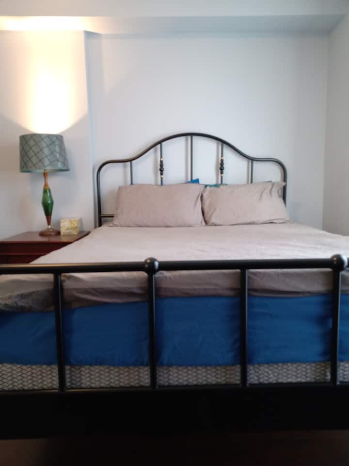 Spacious Room, Private Bathroom, Midtown - Toronto