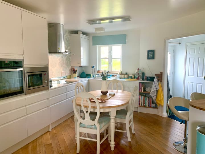 Salt Path & Sea - King Ensuite With Breakfast - Plymouth