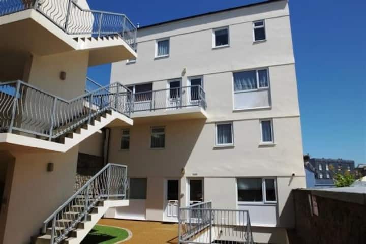 Tenby Town Holiday Home With Sea View & Parking. - Tenby