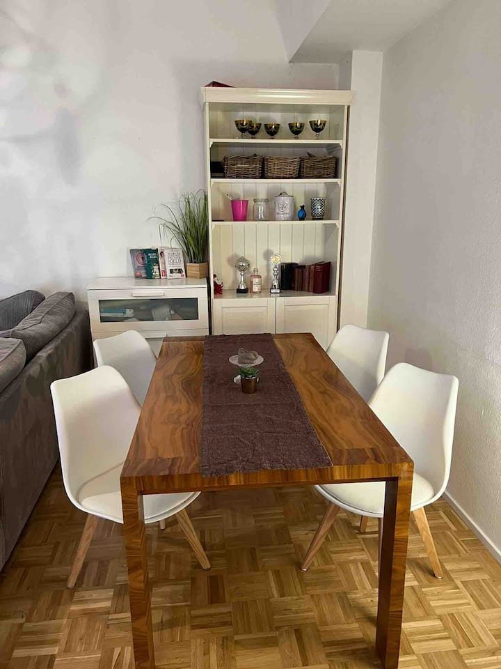 Gesamtes Apartment Mit Privaten Parkplatz! - Aachen