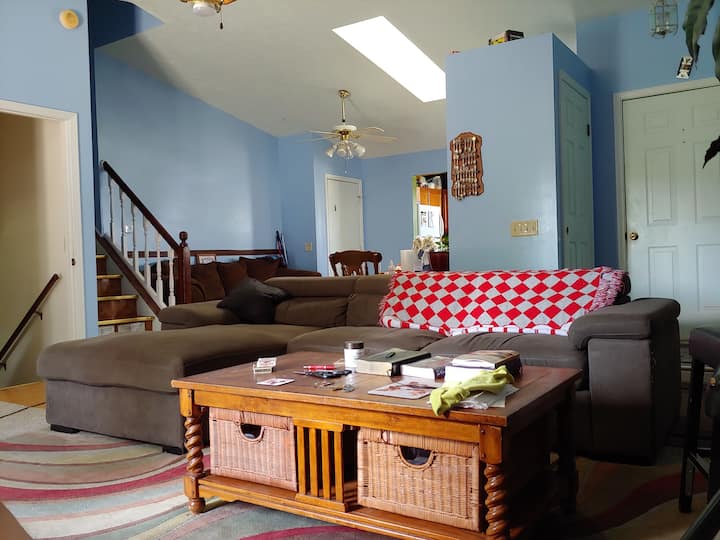 Lovely Master Bedroom With En-suite Bathroom And Walk In Closet. House Includes Fireplace Washer And Dryer Internet Outdoor Fire Pit By Pond Near Purdue And Purdue Research Park - West Lafayette, IN