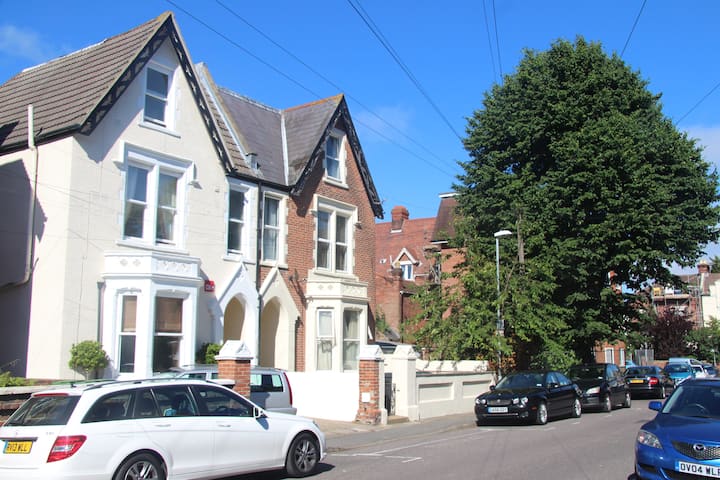Family Home Near The  Beach/southsea -4 Bedrooms - Southsea