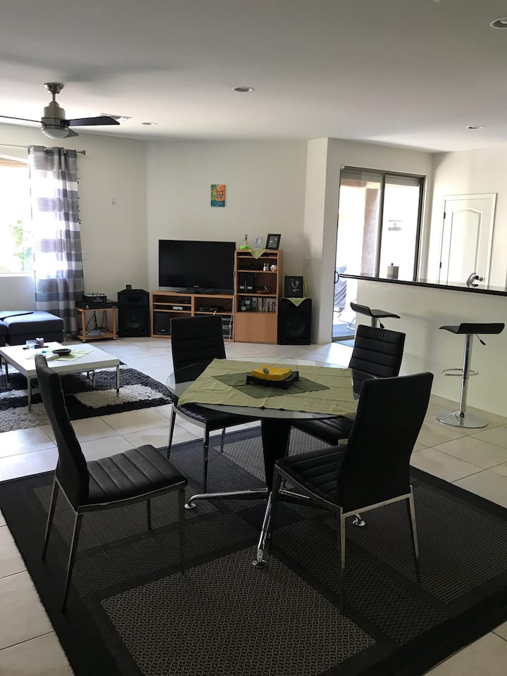 Spacious Modern Vacation Home In Great Location - Tucson, AZ
