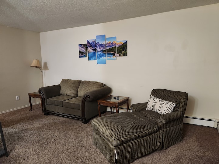 Top 3rd Floor Balcony Apartment, Central Location - Lloydminster
