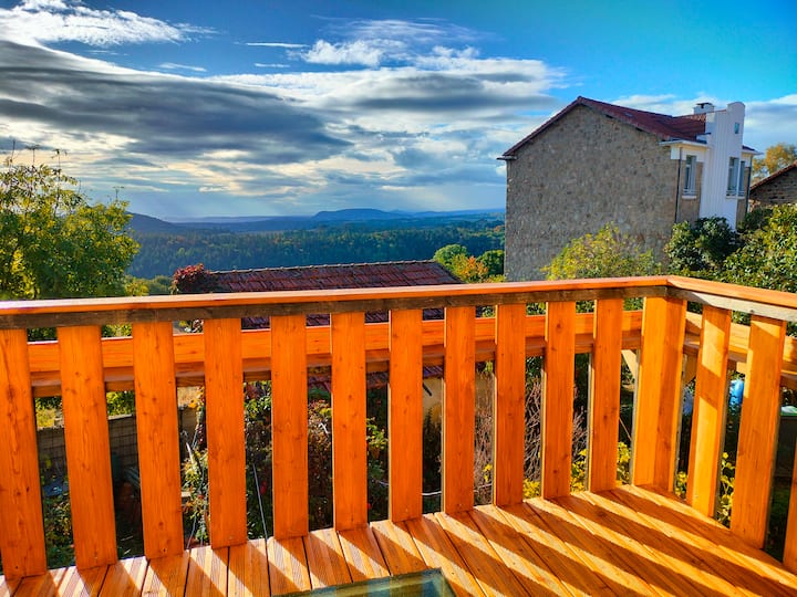 Nid Douillet Dans Une Grange - Royat