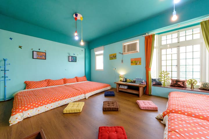 藍莓馬卡龍八人房 .窗外可見山景 - Hualien County