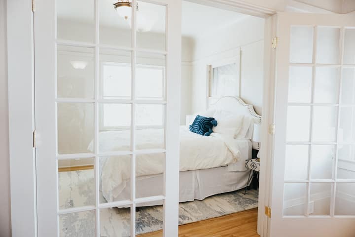 One-of-a-kind 2br Midtown Apartment With Parking - Sacramento, CA