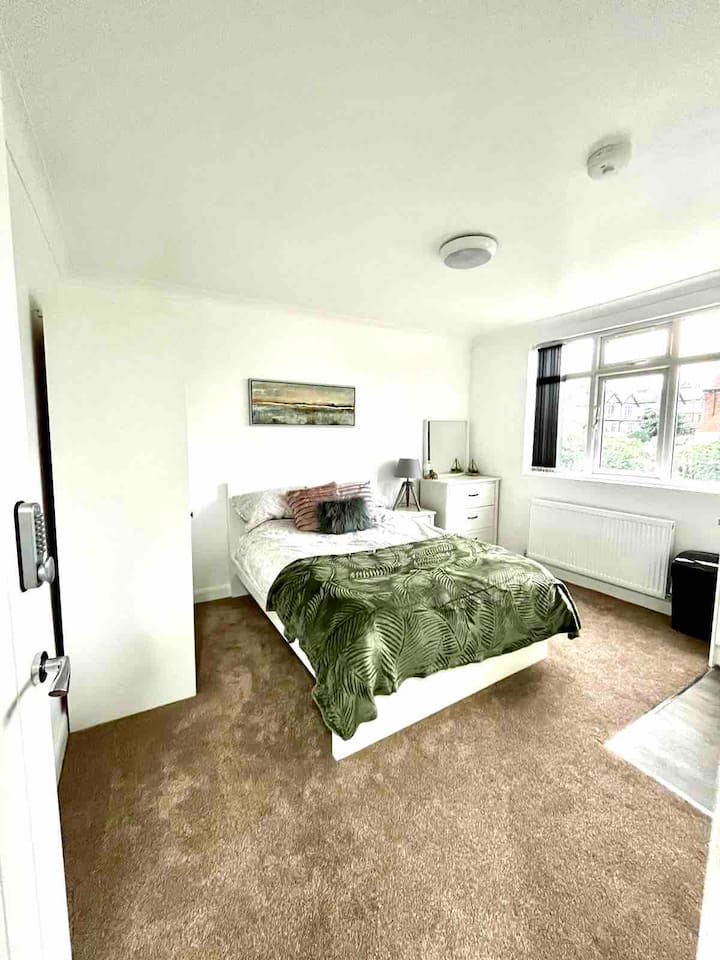 Self Contained Studio, En-suite +Fast Wi-fi - Nottingham